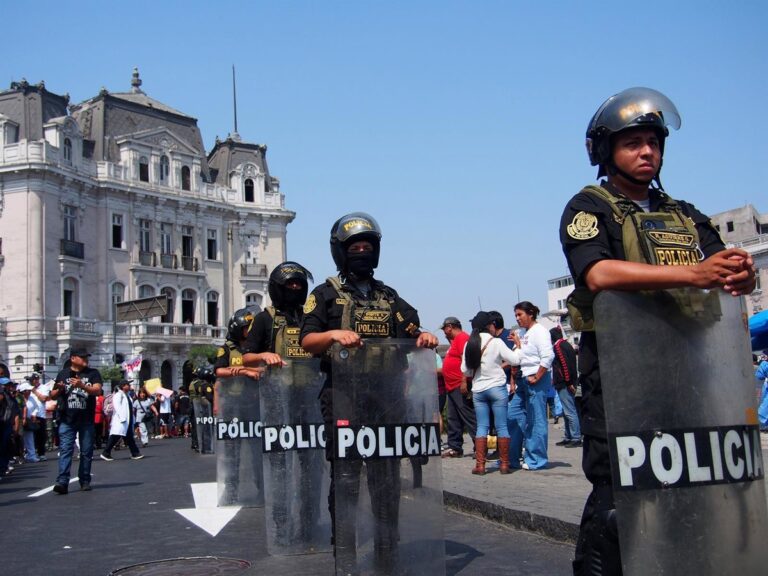El Congreso peruano ultima una ley que exime a policías y militares de ...